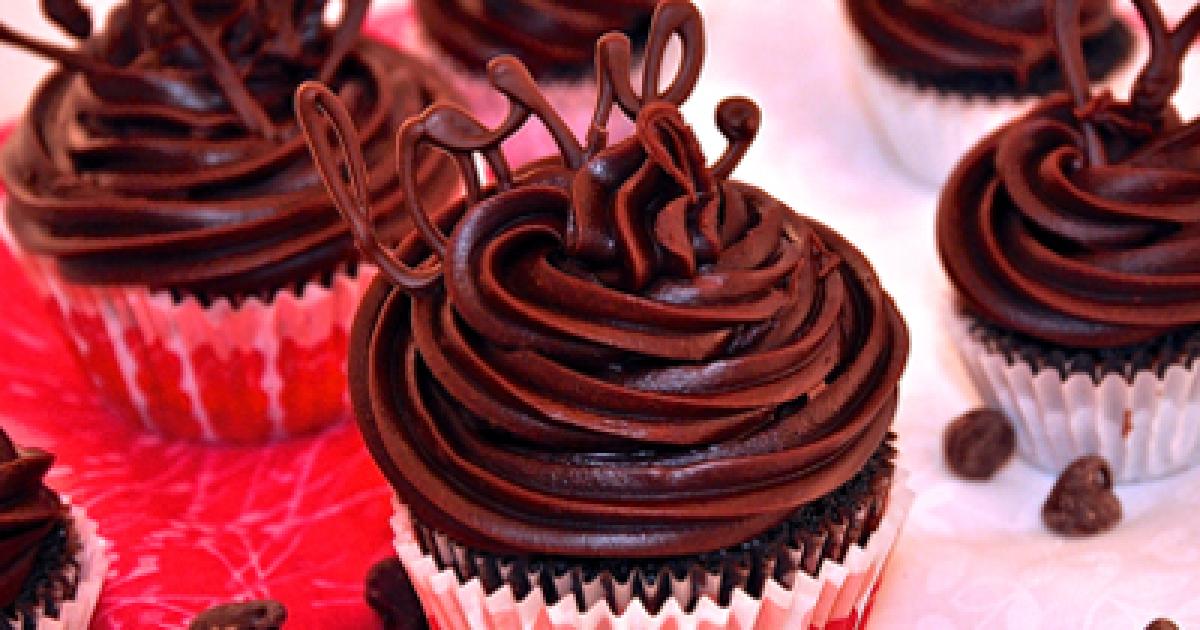 Delicious Dark Chocolate Java Infused Cupcakes | NESTLÉ® TOLL HOUSE®