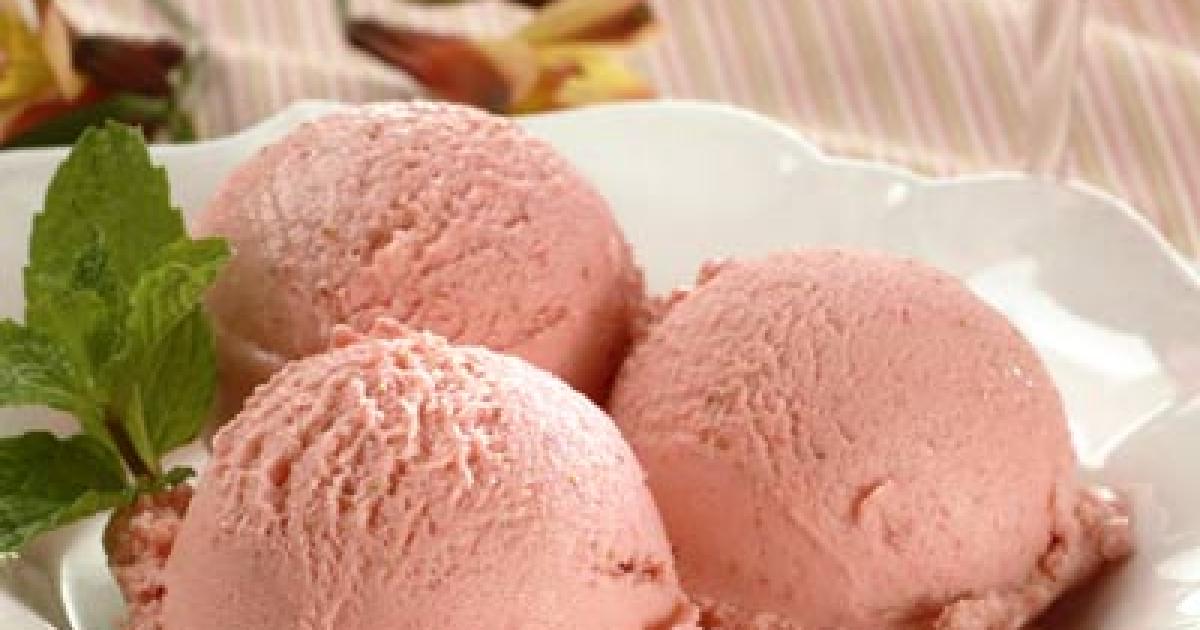 Strawberry Ice Cream | CARNATION® MILKS