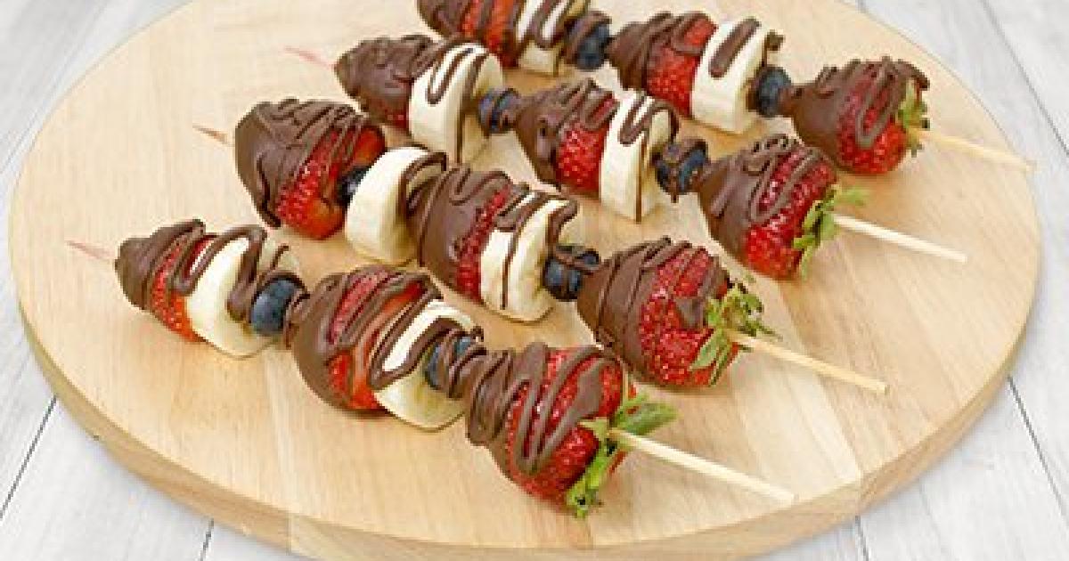 Brochetas de Frutas Bañadas en Chocolate | Very Best Baking