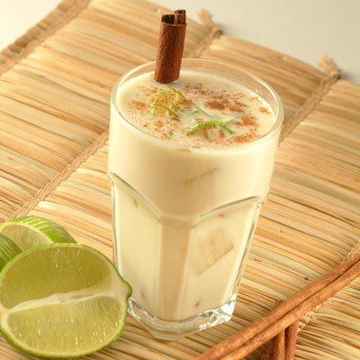 agua de horchata en vaso desechable
